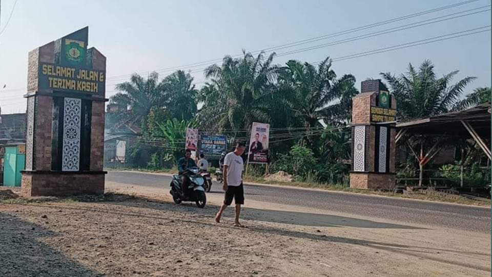 Jadi Ikon Desa , Talang Pantai Bangun Gapura Batas Desa - BUNGO NEWS